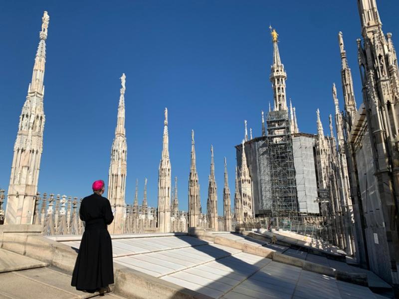 Larcivescovo di Milano sul Duomo per pregare la Madonnina | San ...